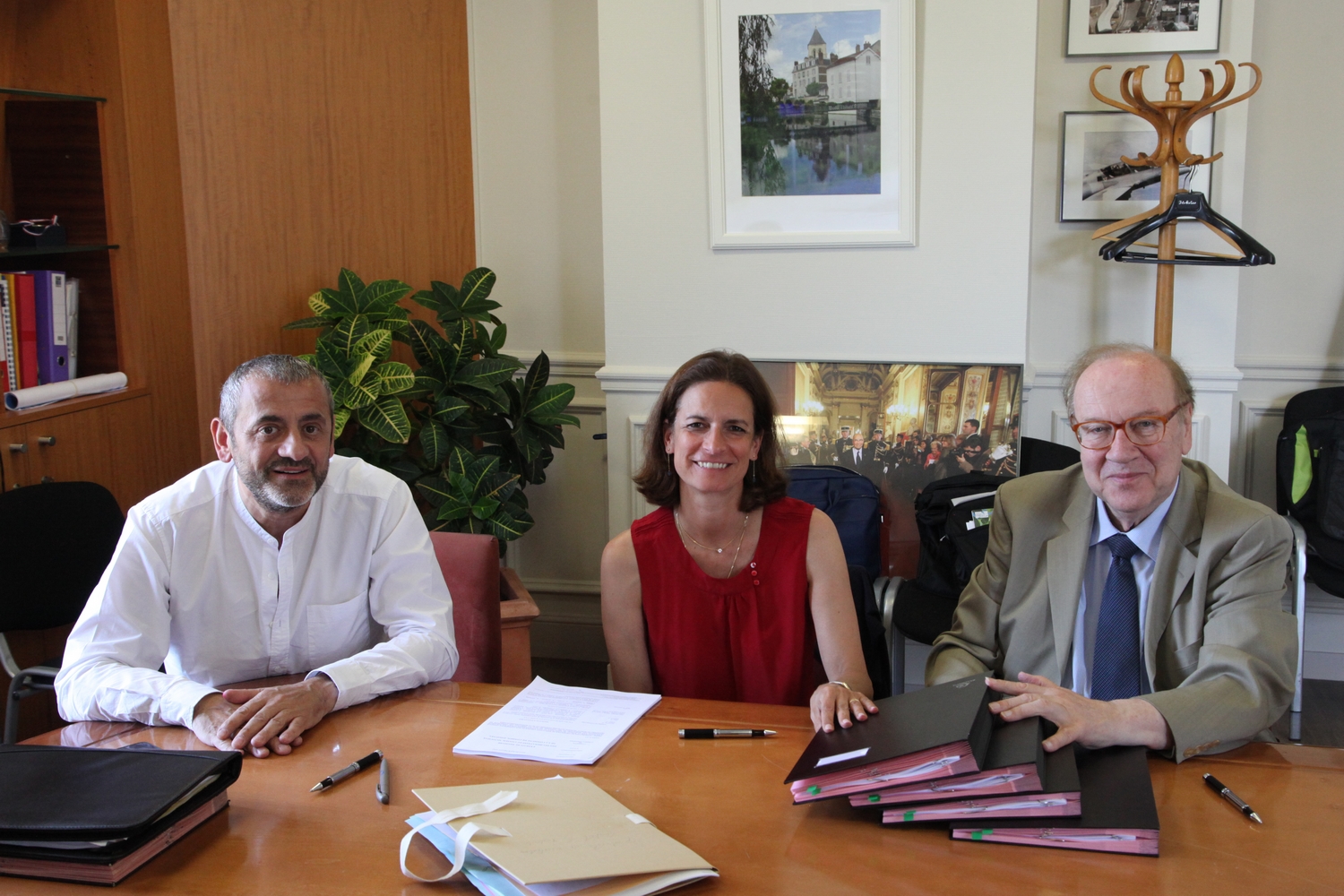 Signature de la convention pour la reconstruction du nouveau bureau de ... Signature de la convention pour la reconstruction du nouveau bureau de ...