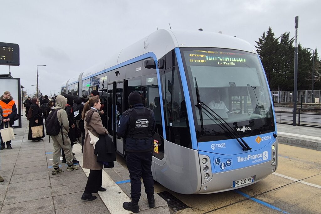 Découvrez le nouveau bus TZEN 4, qui relie Corbeil-Essonnes, Evry ...